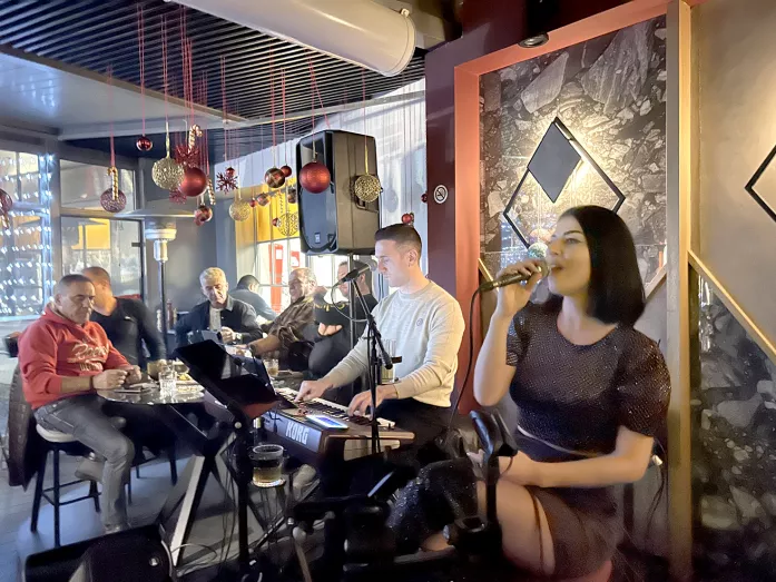 Κυριακές μεσημέρι στο Scenario… «Είναι κάτι λαϊκά» | xronos.gr